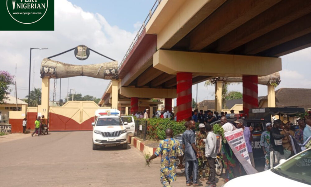 Tension in Ibadan as residents block roads over circular road expansion ...